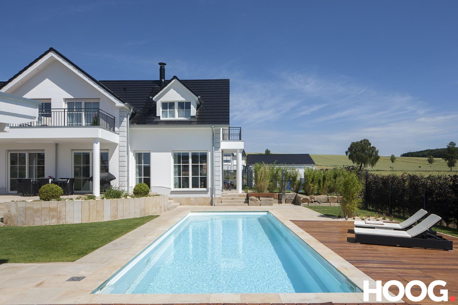 Dynamic swimming pool in beautiful surroundings