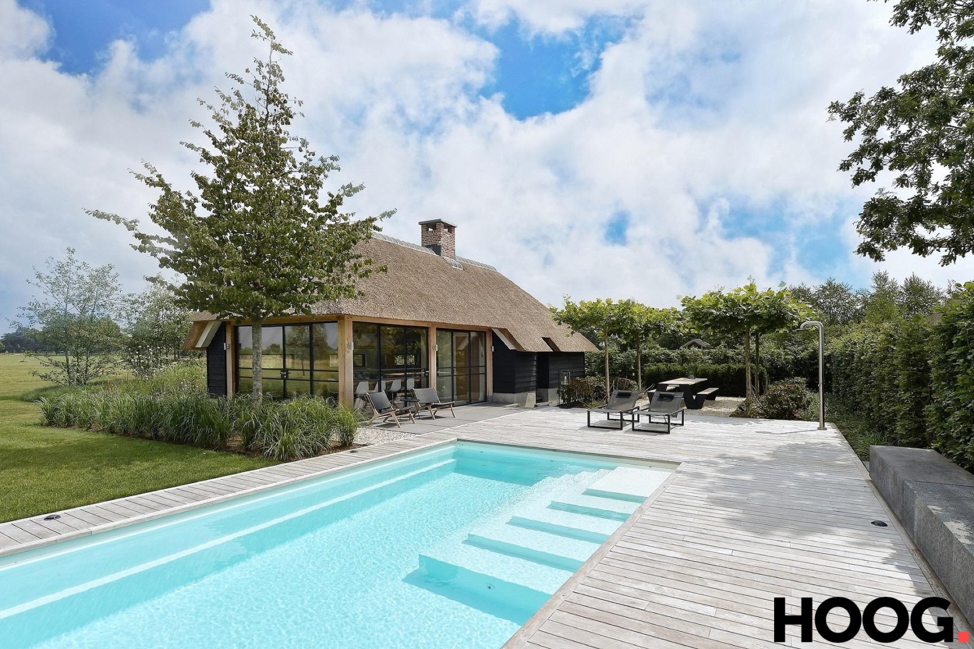 Prestigieus familiezwembad met een luxe poolhouse